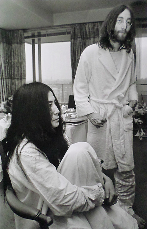 Nico Koster - John Lennon en Yoko Ono - Bed peace, foto, gesigneerd en ...