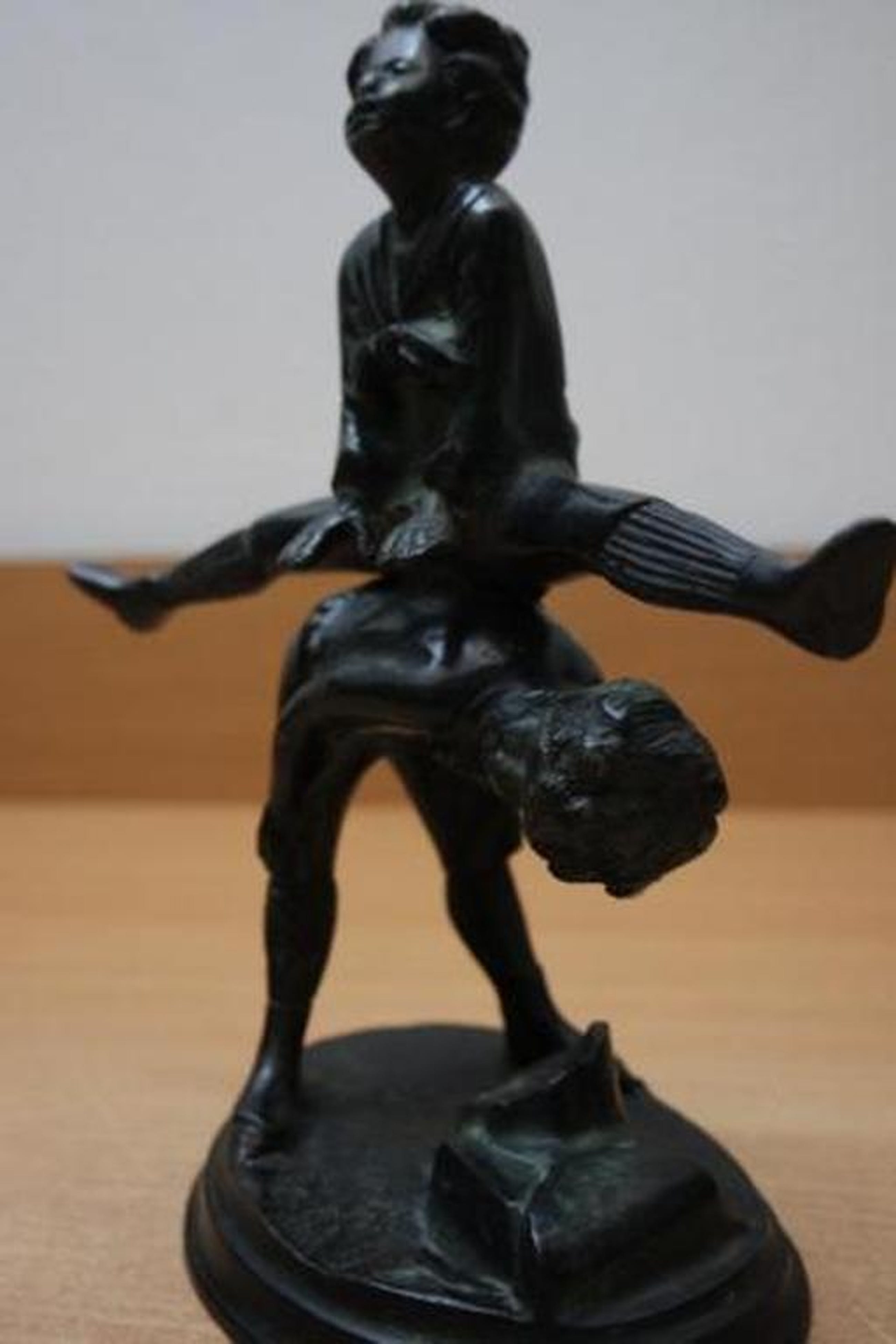 Bronzen beeld van 2 spelende kinderen, gesigneerd Valente Verkocht ...