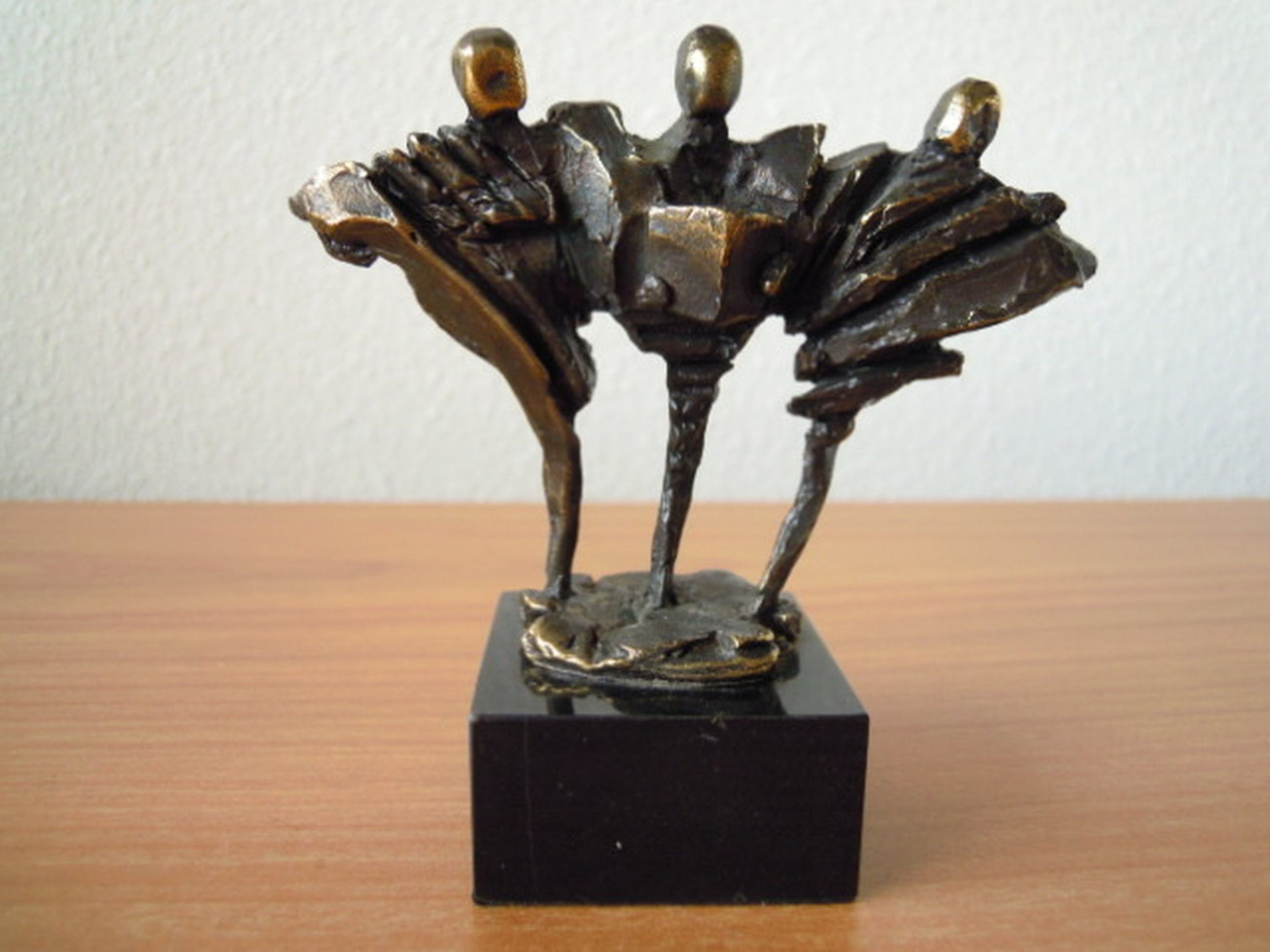 Onbekend - Bronzen beeldje 3 personen - 9 cm hoog. Verkocht ...