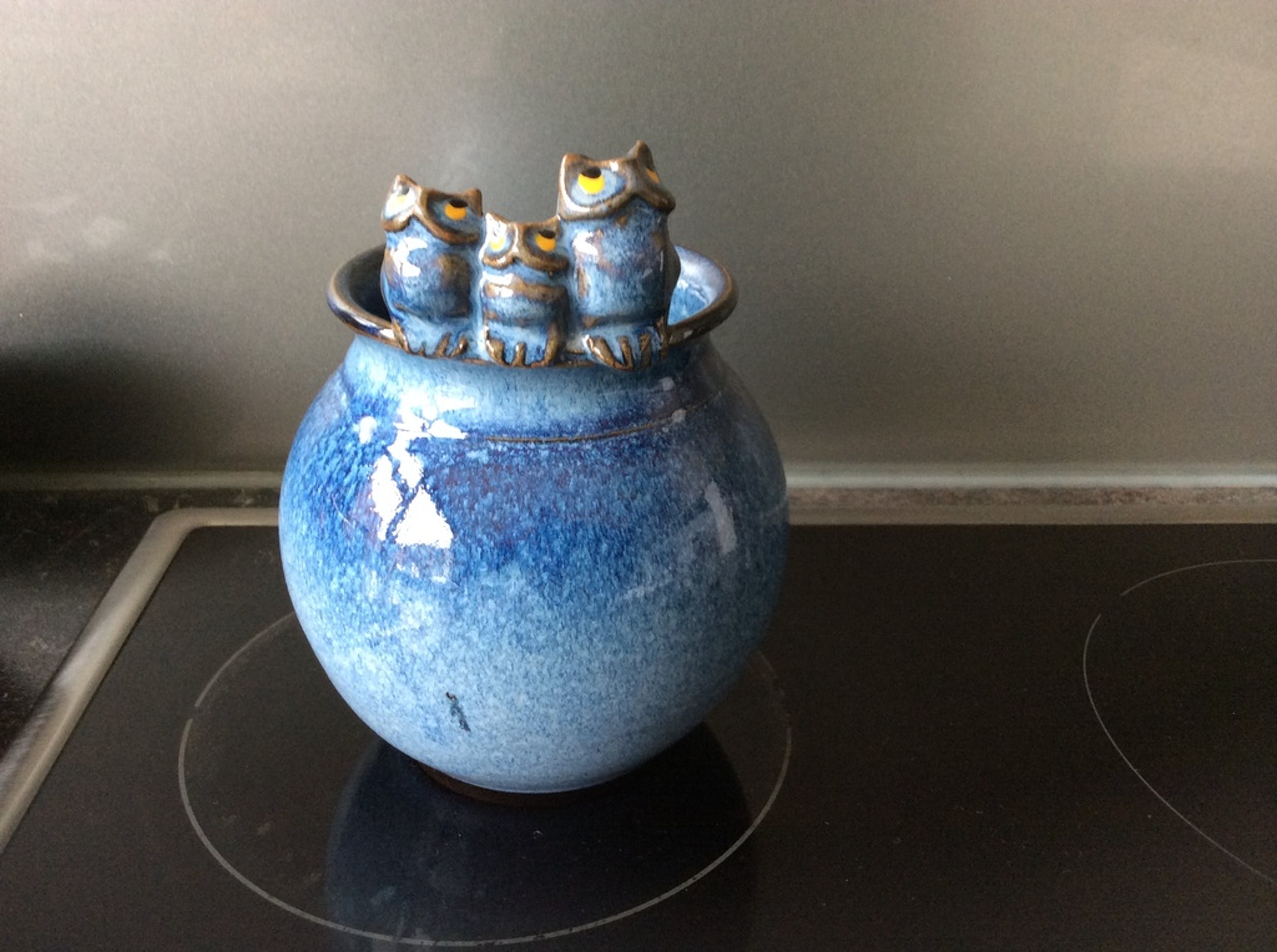 Keramisch vaasje met 3 uilen, gesigneerd Verkocht | Kunstveiling.nl
