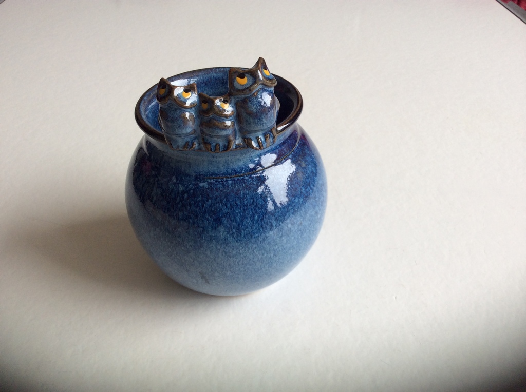 Keramisch vaasje met 3 uilen, gesigneerd Verkocht | Kunstveiling.nl