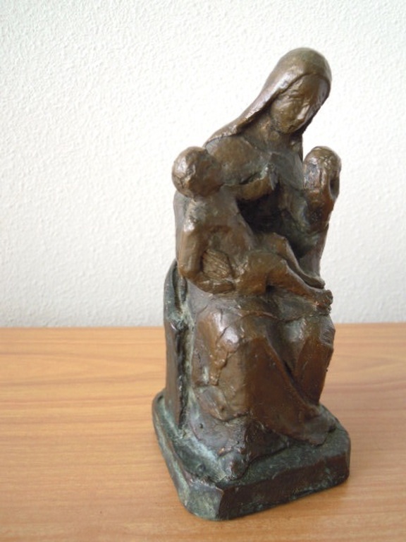 Onbekend - Prachtig bronzen beeld MARIA MET KIND OP SCHOOT. Verkocht ...