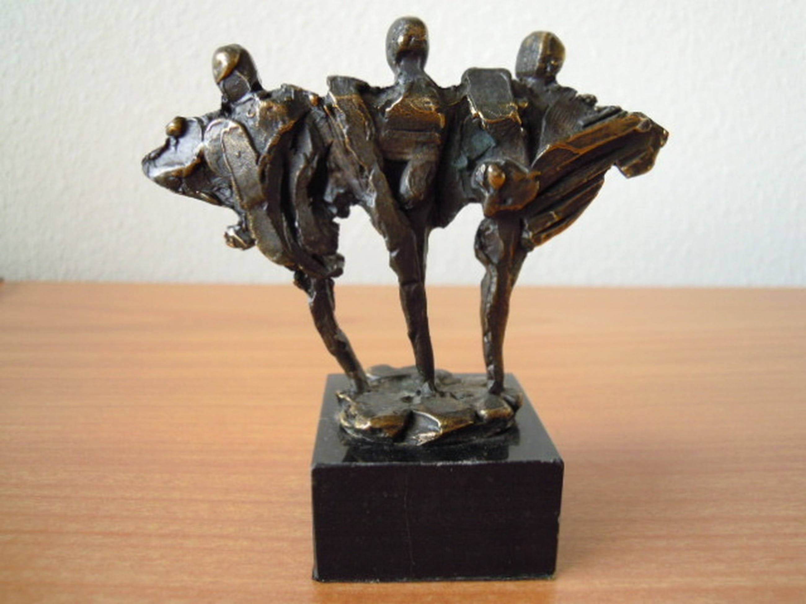 Onbekend - Bronzen beeldje 3 personen - 9 cm hoog. Verkocht ...