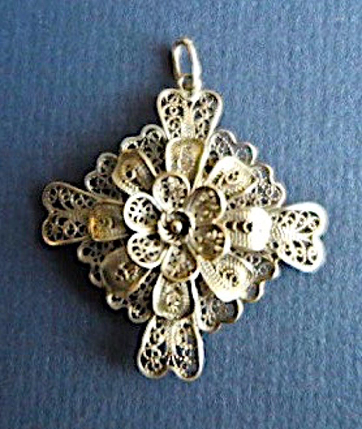 Curiosa - Filigrain zilveren hanger - Fijn bewerkt - Bloemmotief ...