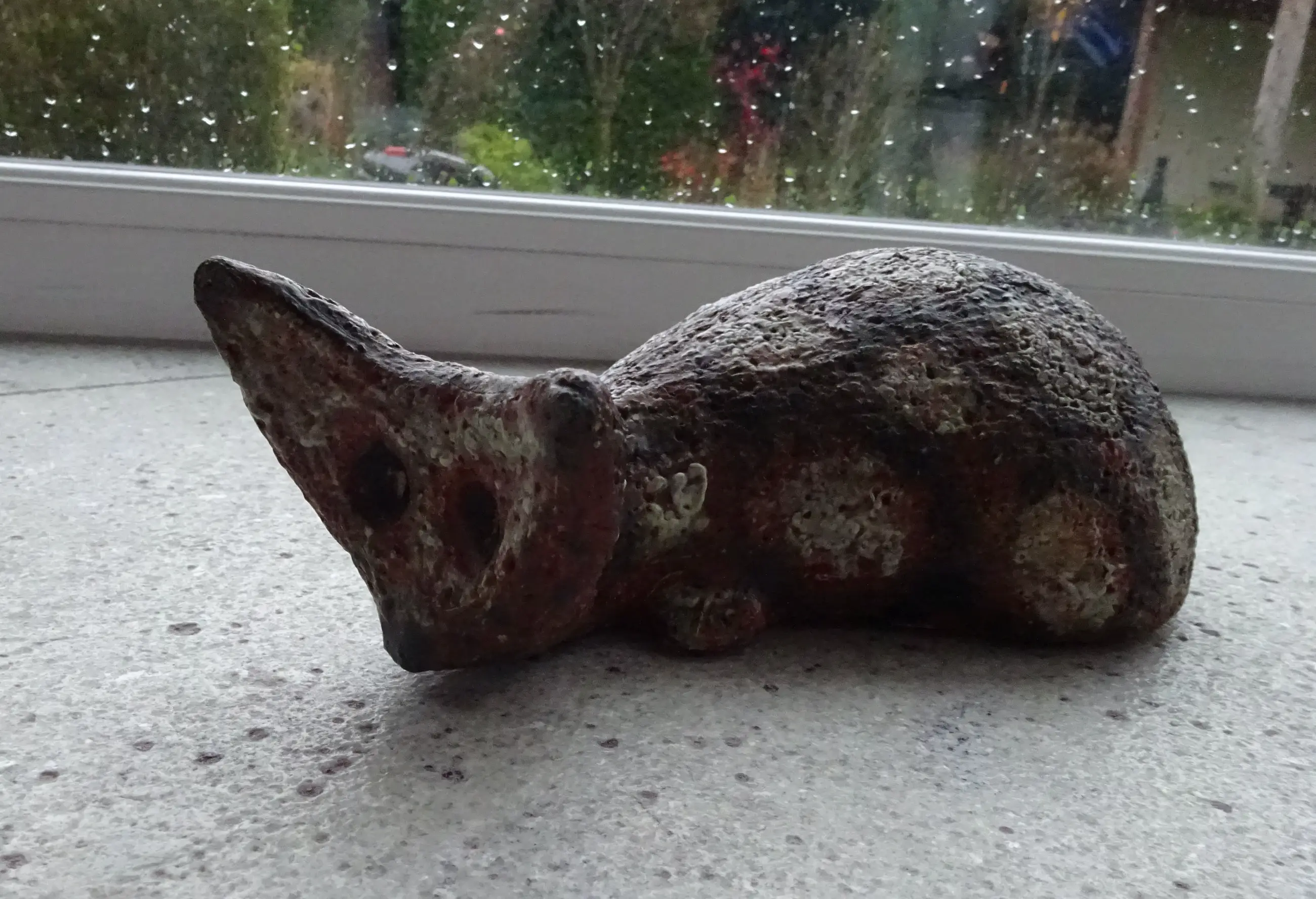 Jan van Stolk - zeldzame plastiek van een op de loer liggende kat ...