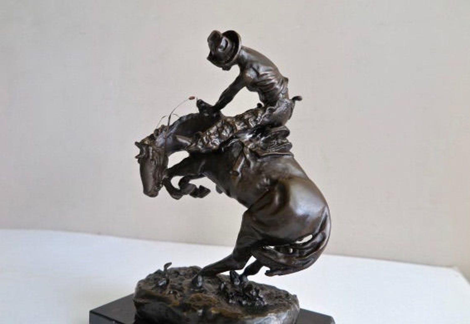 Onbekend - Cowboy op steigerend paard met slang op grond - Imposant ...