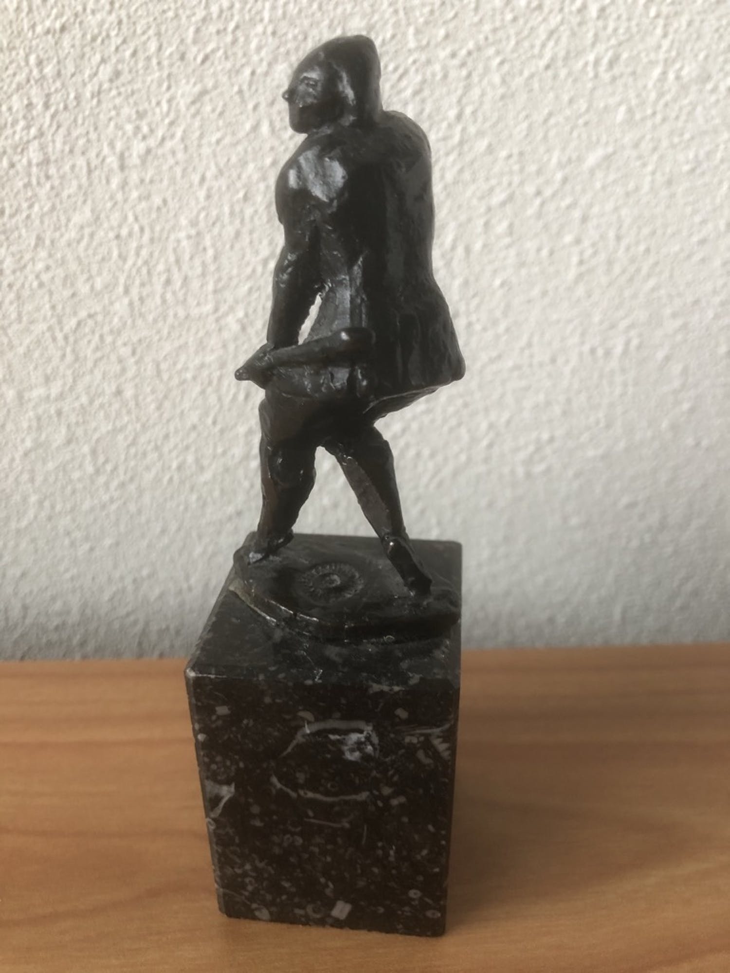 Brons (Onbekend) - Massief gesigneerd bronzen beeldje op zwart marmeren ...