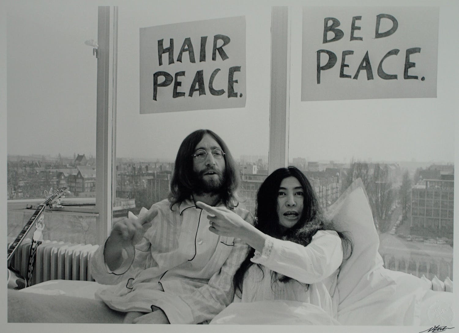 Nico Koster - Foto, John Lennon & Yoko Ono - Hilton Hotel tijdens de ...