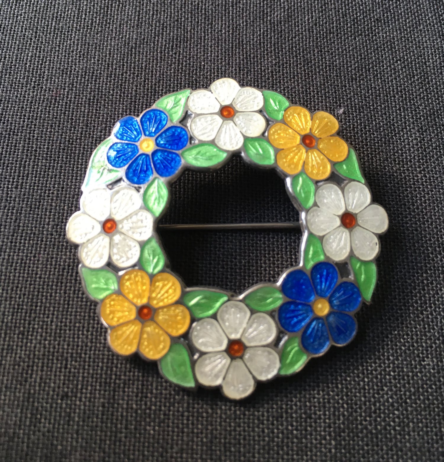 1e gehalte zilver - email bloemenbroche gesigneerd Alfred Horatio Darby ...