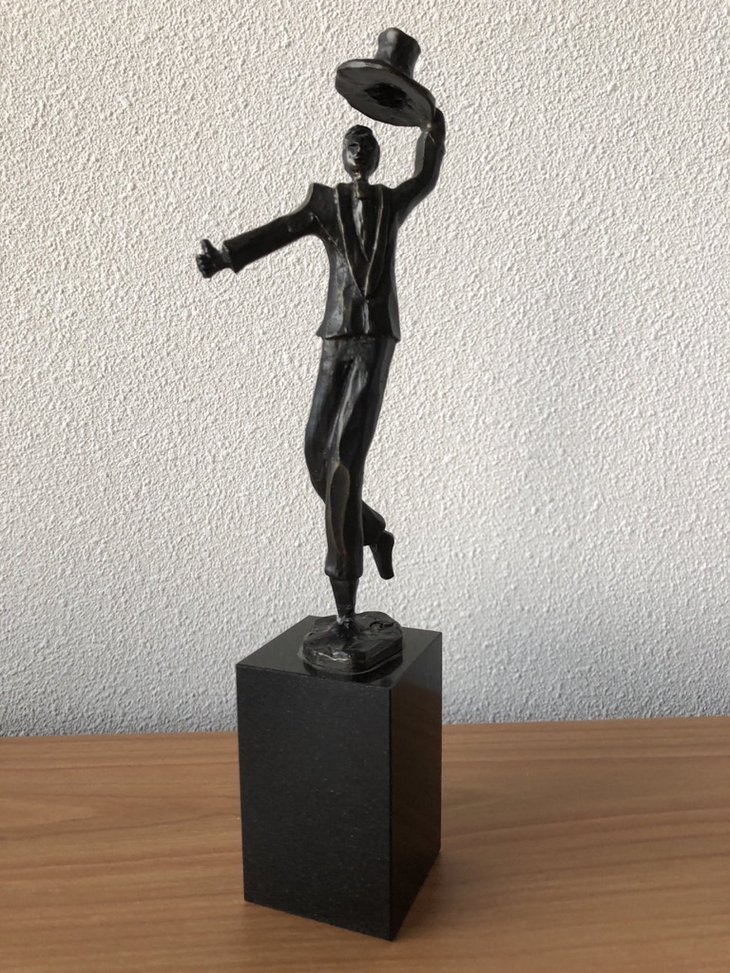 Brons - Bronzen beeld - titel - Chapeau - Hoed af voor alles wat ...