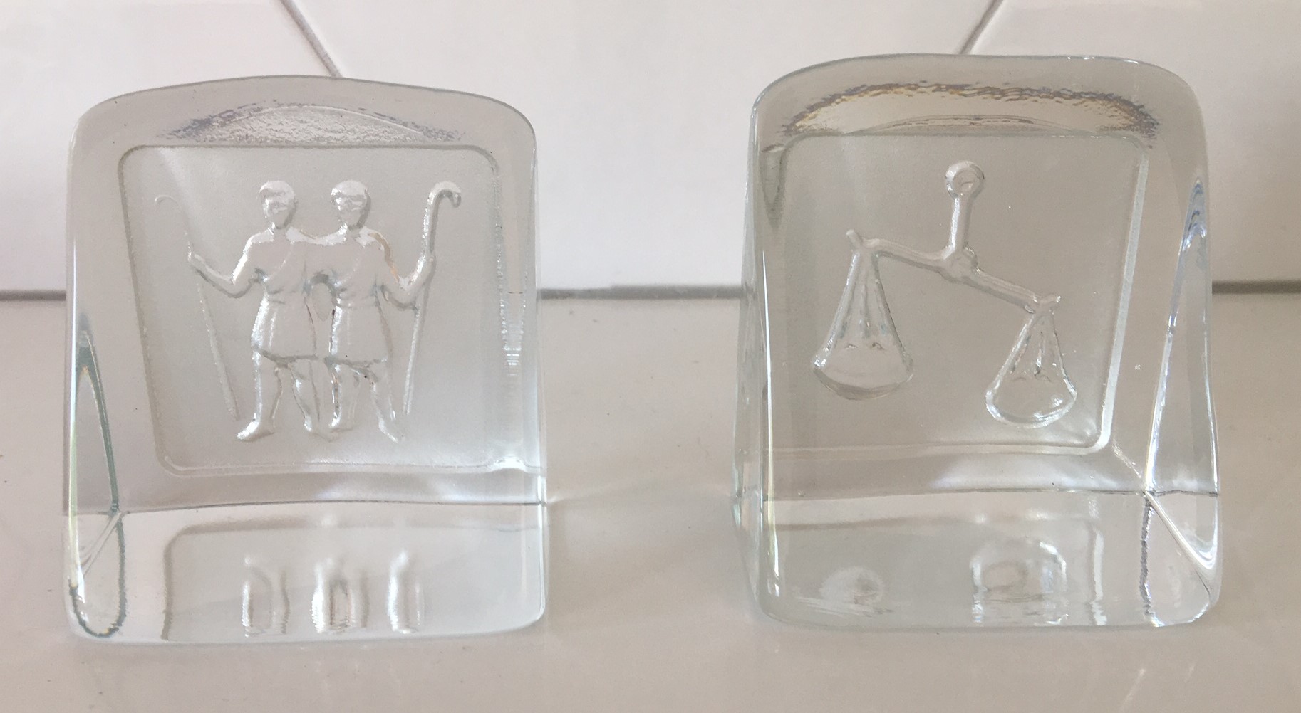 Paul Isling - twee massief glazen boekensteunen uitvoering Nybro ...