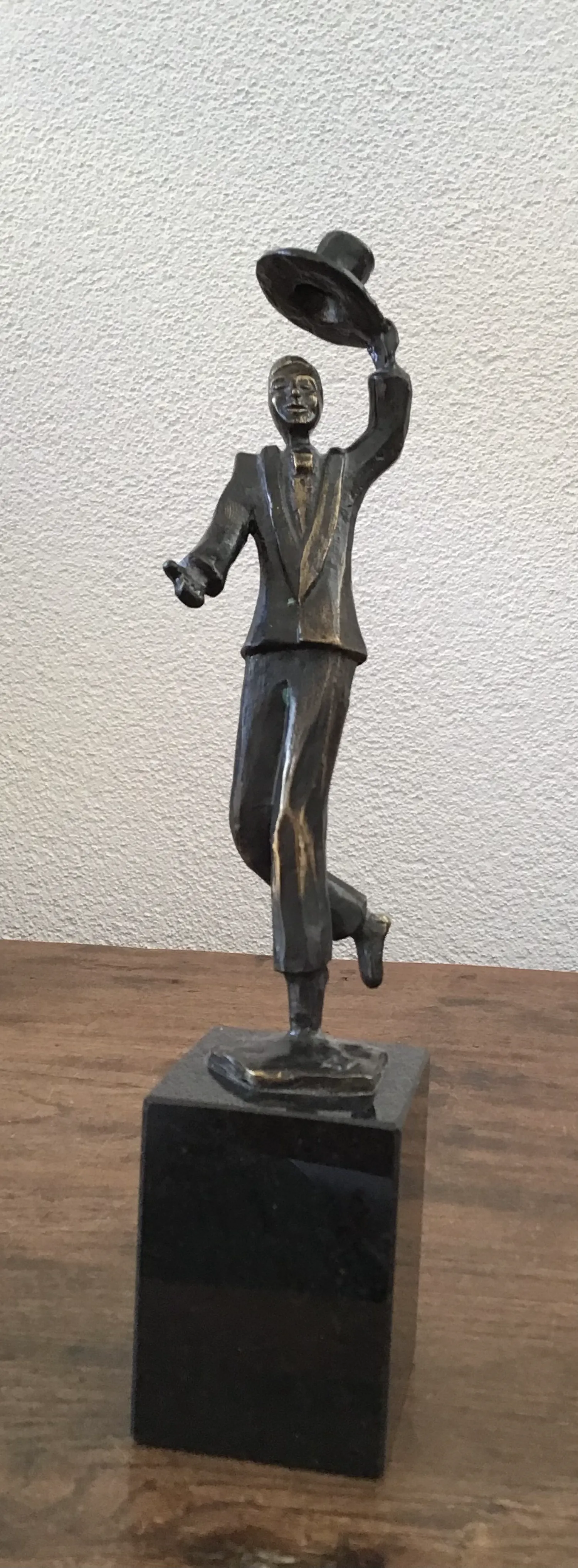 Brons (Onbekend) - Rob Verhoeven, Beeld Man zwaaiend met hoed ...