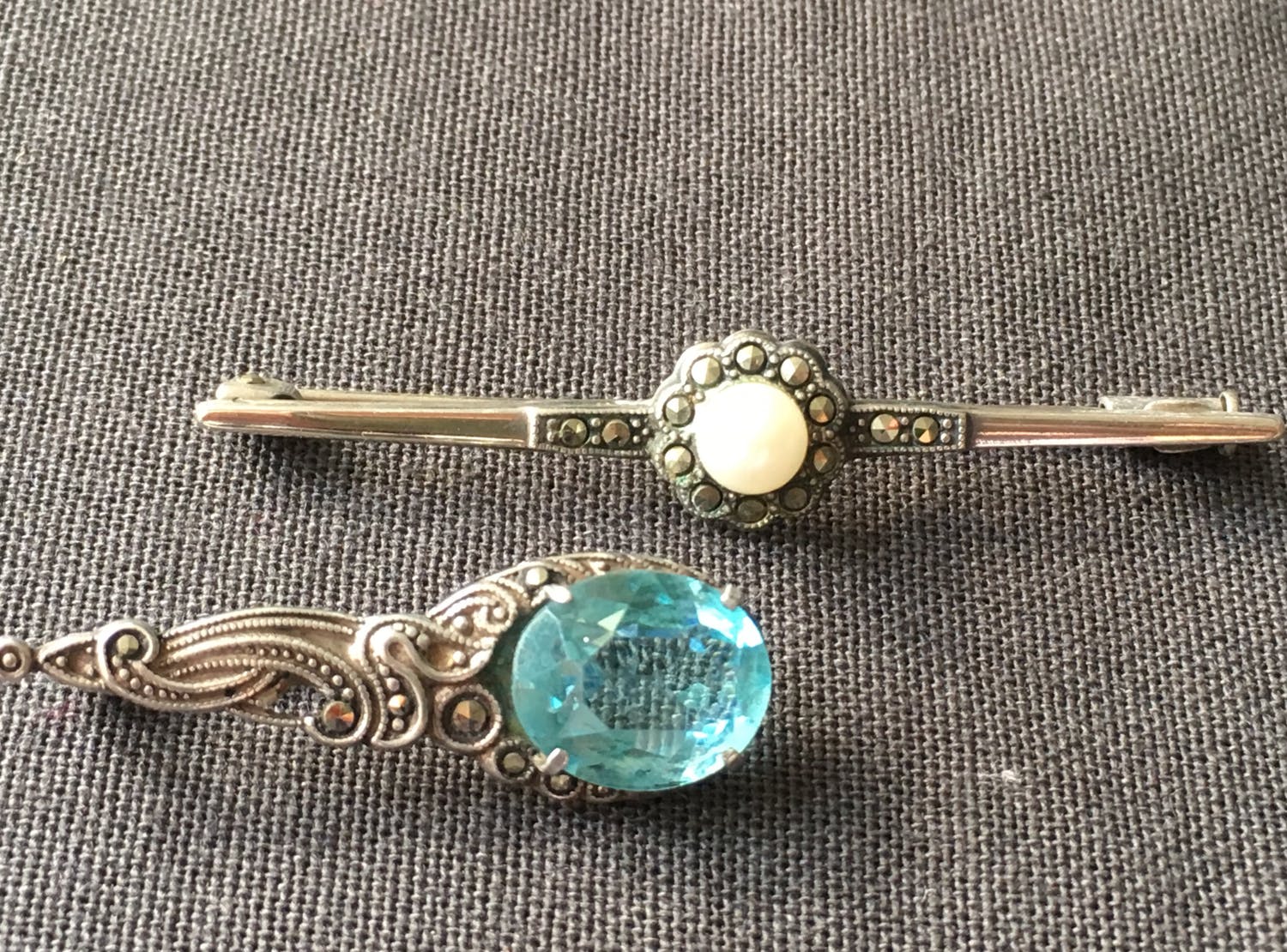 2e gehalte zilver - twee broches met markasiet, een met parel en met ...