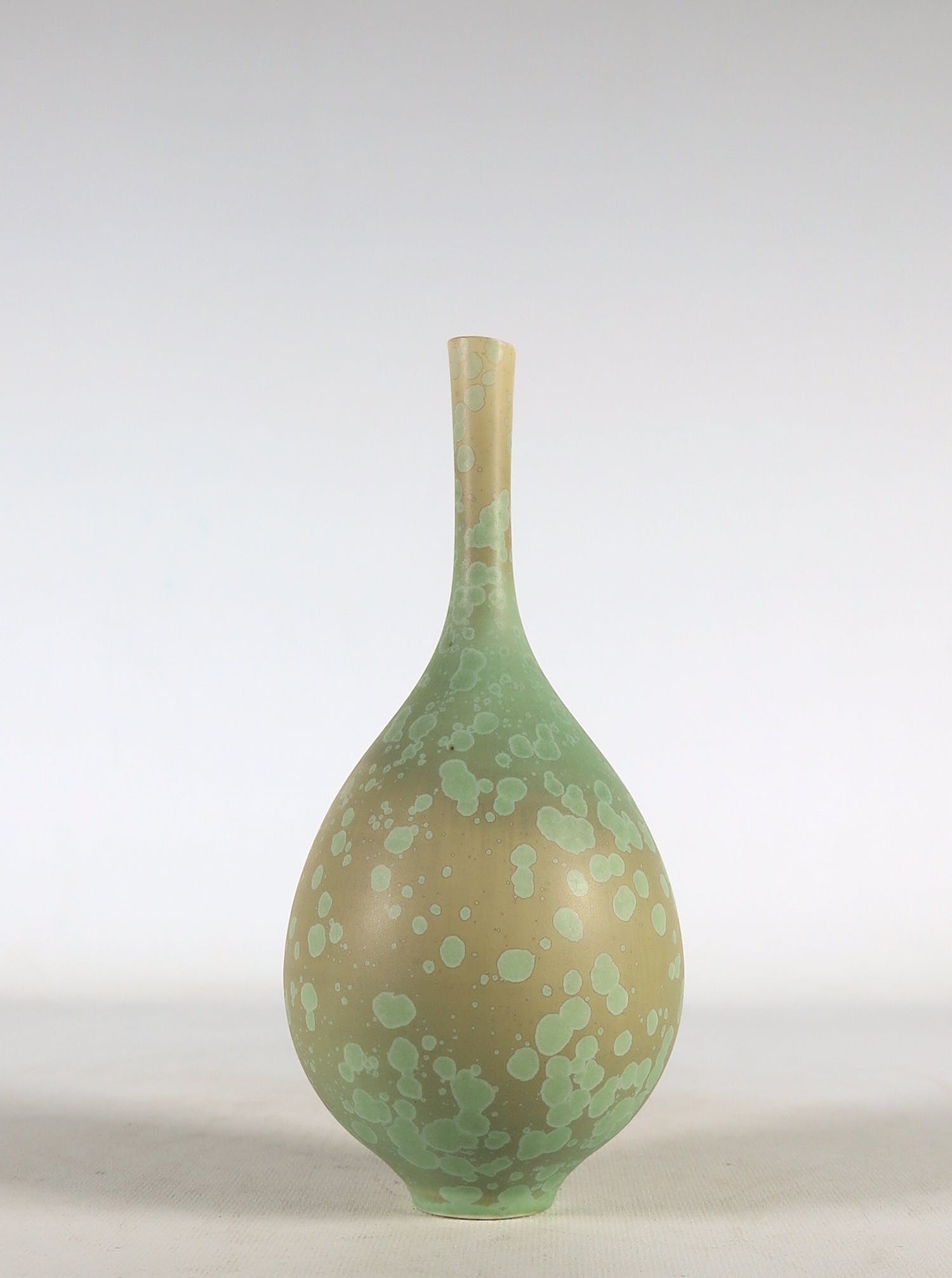 Hein Severijns - Porselein, Miniatuurvaasje met kristalglazuur Verkocht | Kunstveiling.nl