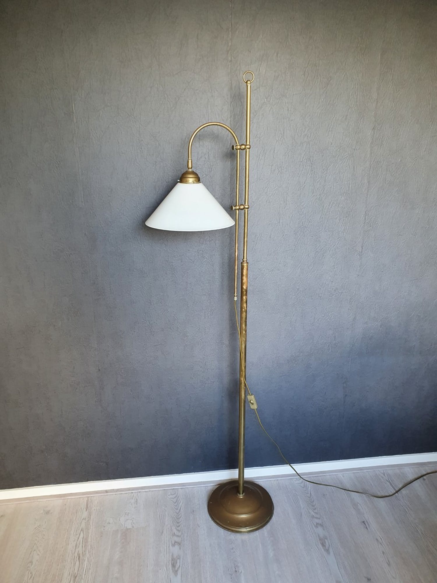 Curiosa - Vloerlamp / Leeslamp – Koper en Opaline glas Verkocht ...