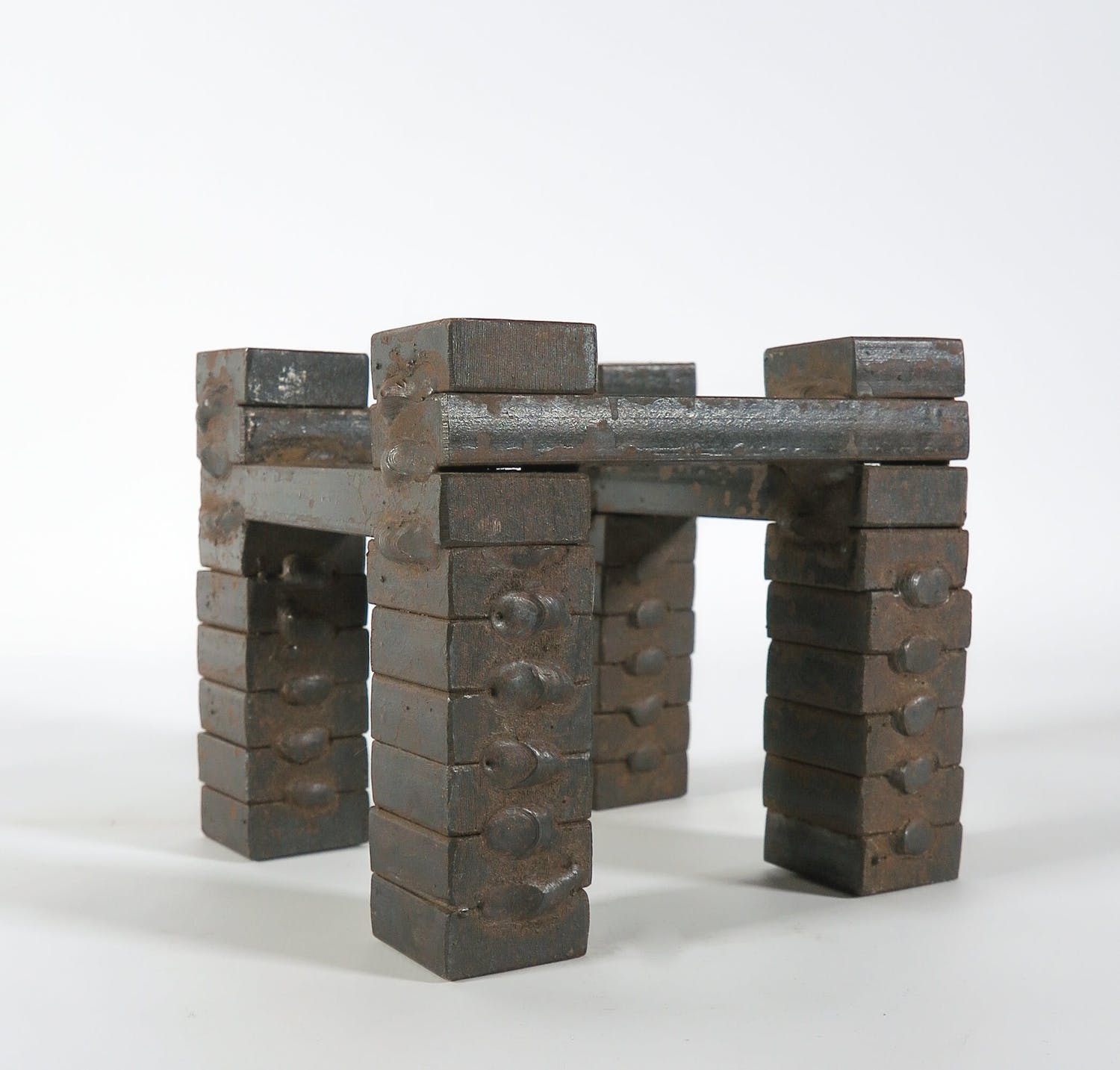 David van de Kop - Constructivistisch ijzeren beeld met vier pilaren ...