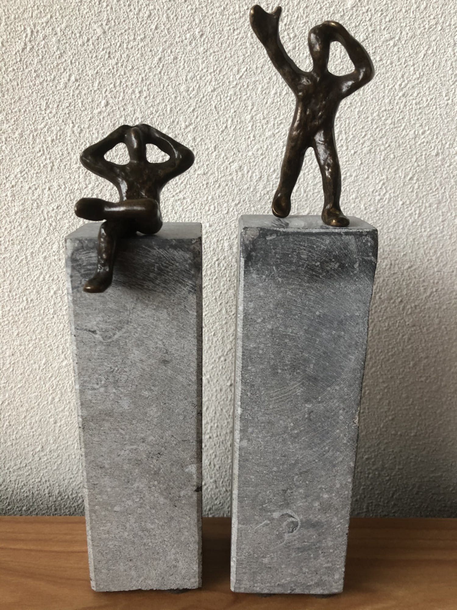 Brons (Onbekend) - 2 Prachtige gesigneerde beelden van figuren op stenen sokkel Verkocht ...