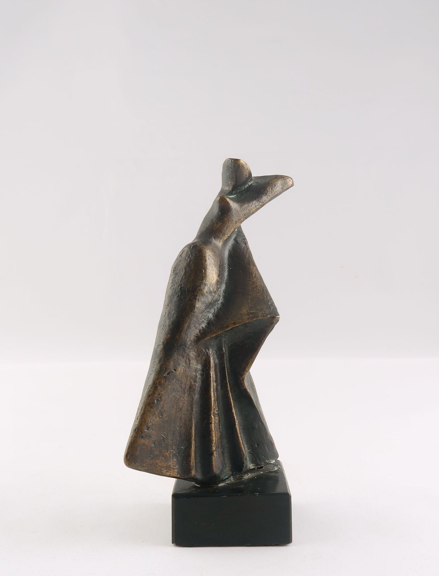 Fred Carasso - Brons en natuursteen, Schrijdende vrouw Verkocht ...