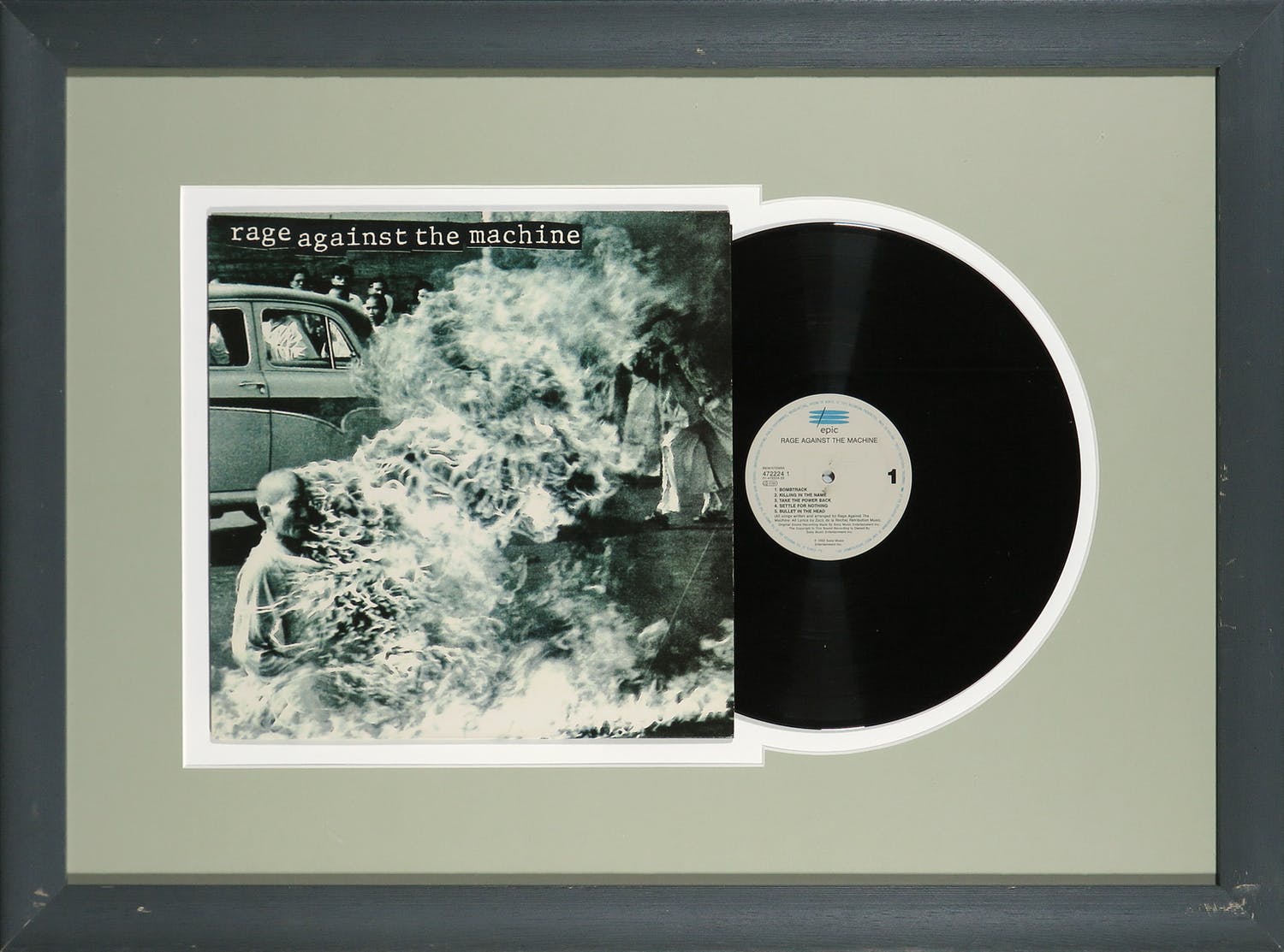 Rage Against the Machine - Album met iconische cover Verkocht ...
