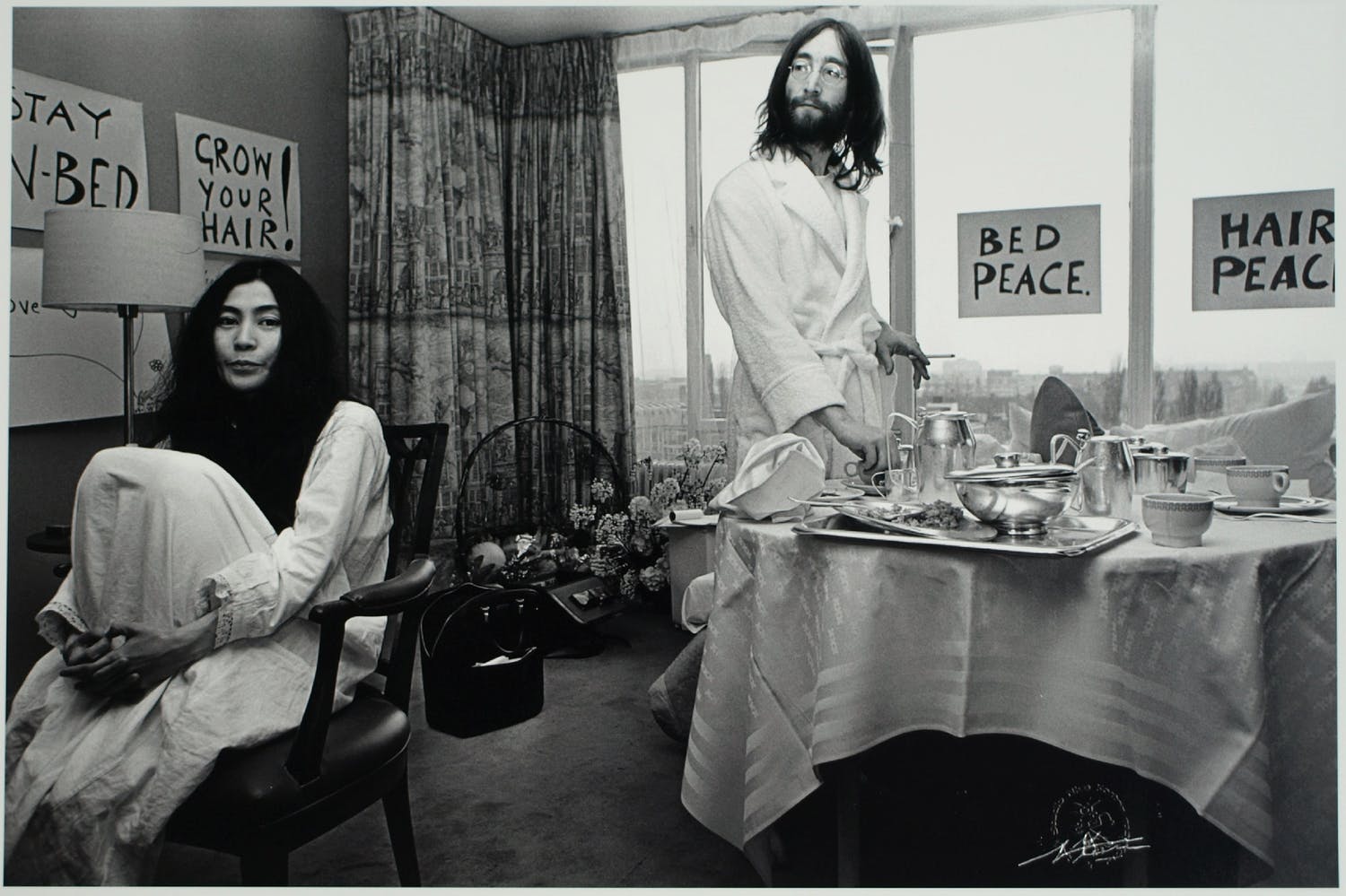 Nico Koster - Foto, John Lennon & Yoko Ono - Hilton Hotel tijdens de ...