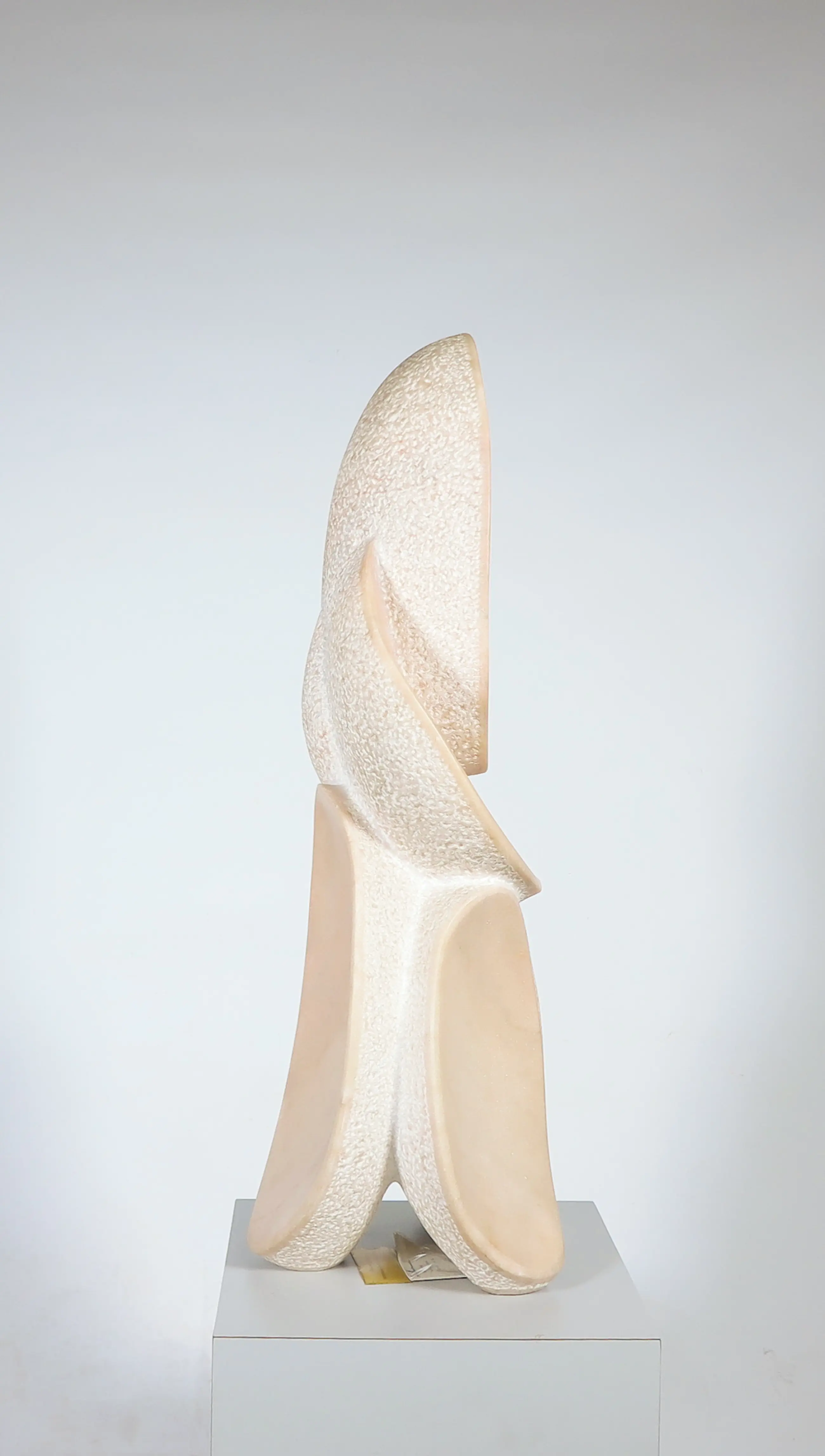 Gerrit van Ee - Sculptuur van roze marmer, Schelpen (met sokkel ...