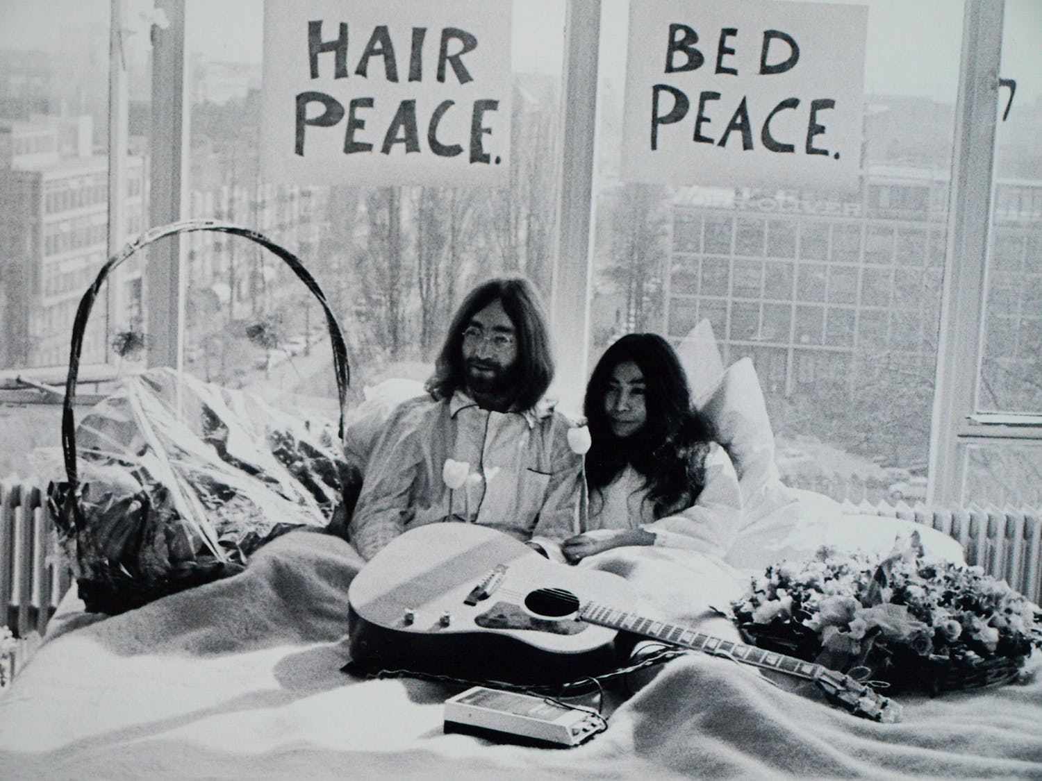 Nico Koster - Foto, John Lennon & Yoko Ono - Hilton Hotel tijdens de ...