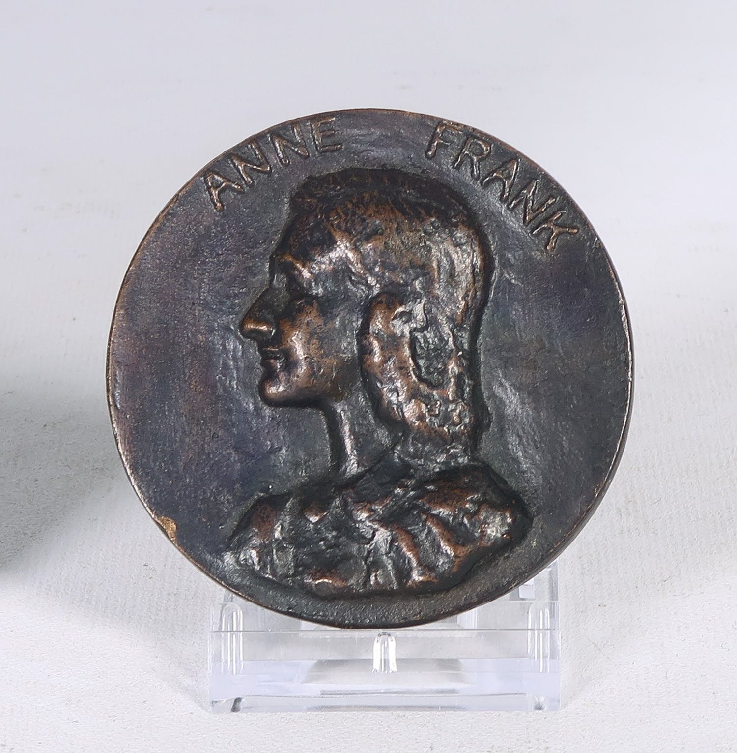 Bep van den Bergh - Bronzen penning, Anne Frank Verkocht | Kunstveiling.nl