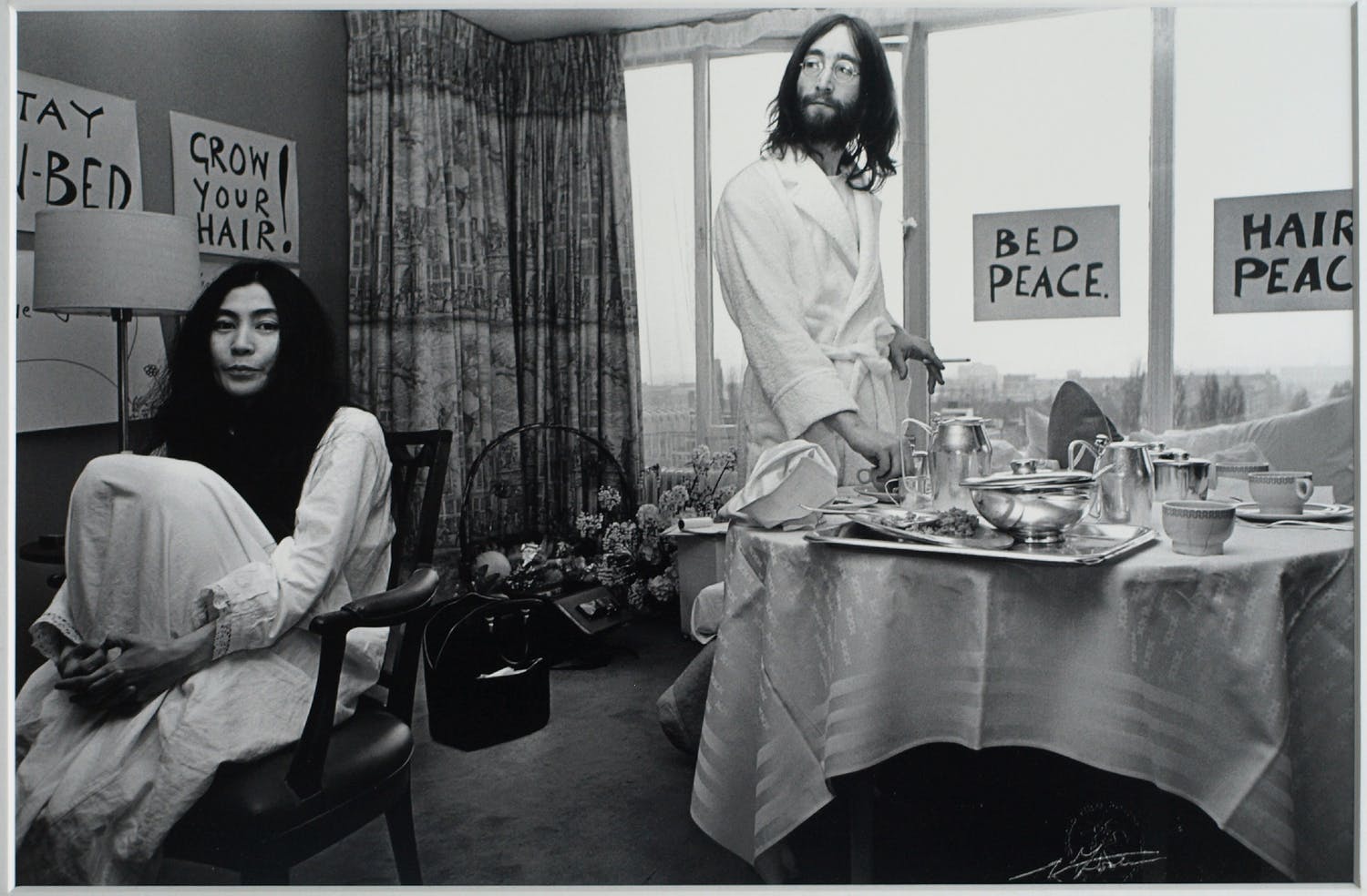 Nico Koster - Foto, John Lennon & Yoko Ono - Hilton Hotel tijdens de ...