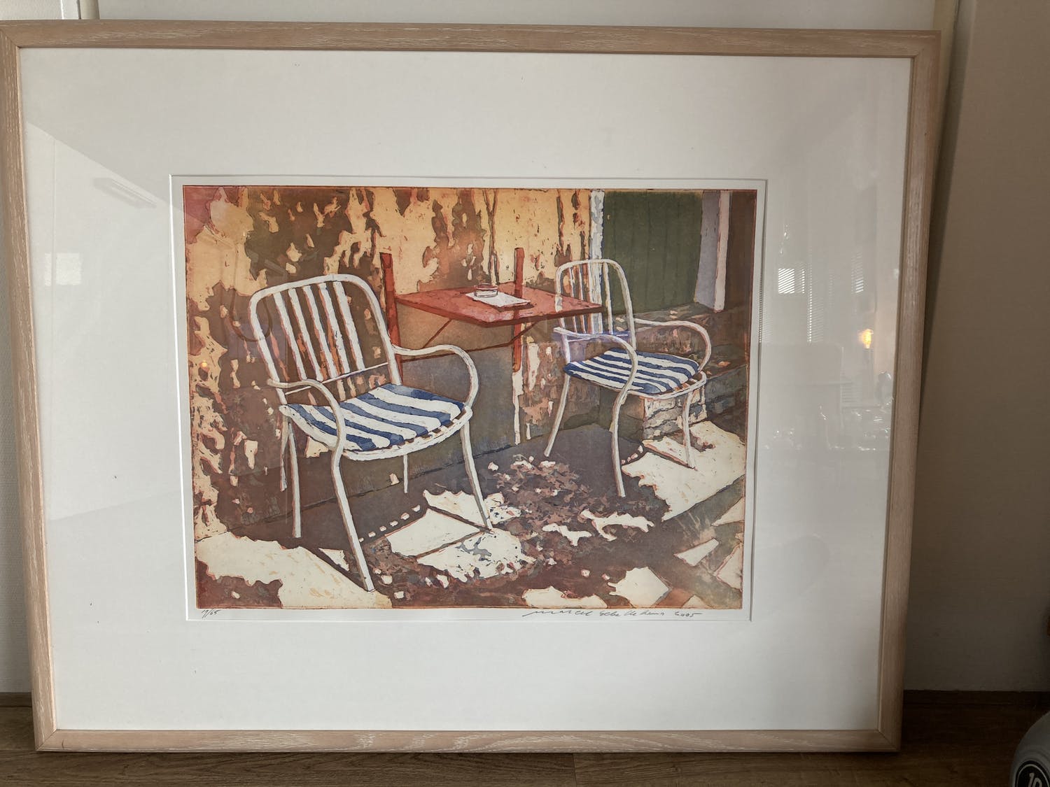 Marcel Schellekens - Kleurenlitho ‘Twee Stoelen’ Verkocht | Kunstveiling.nl