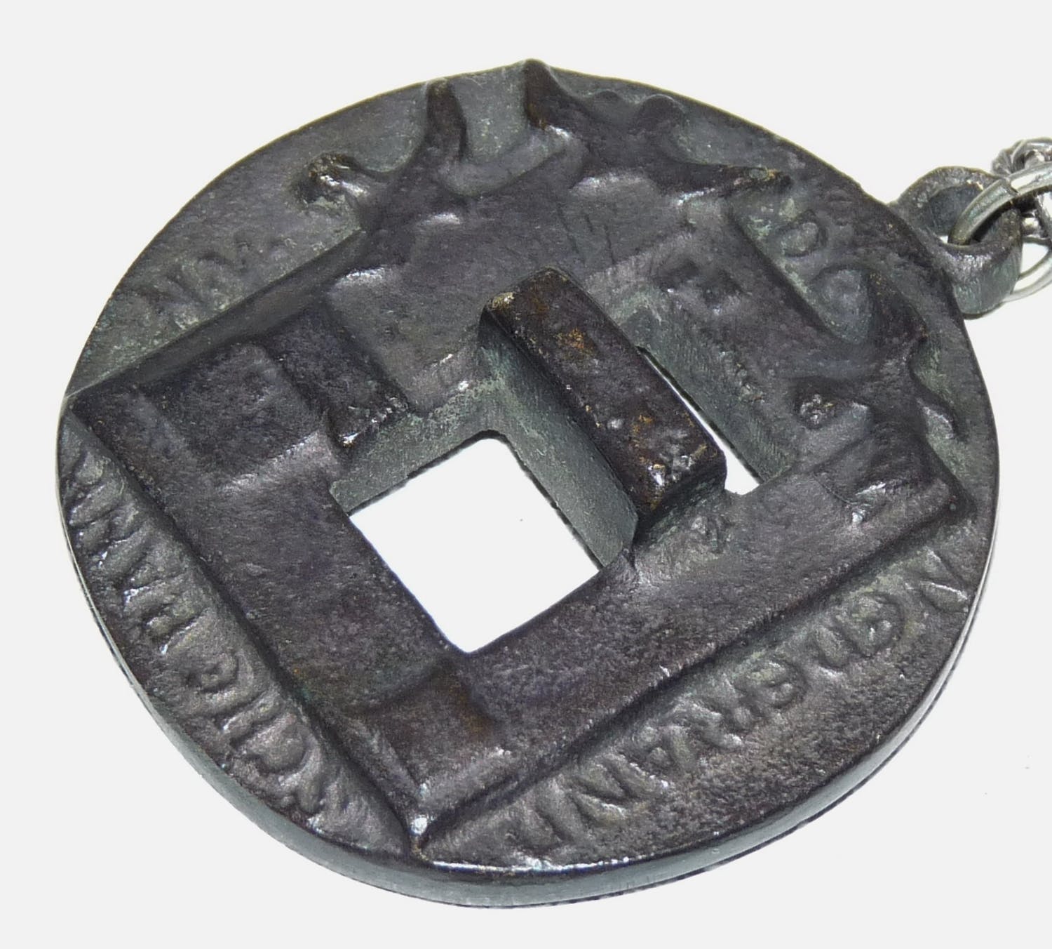 Eric Claus - Penning / hanger met (zilveren?) ketting. Verkocht ...